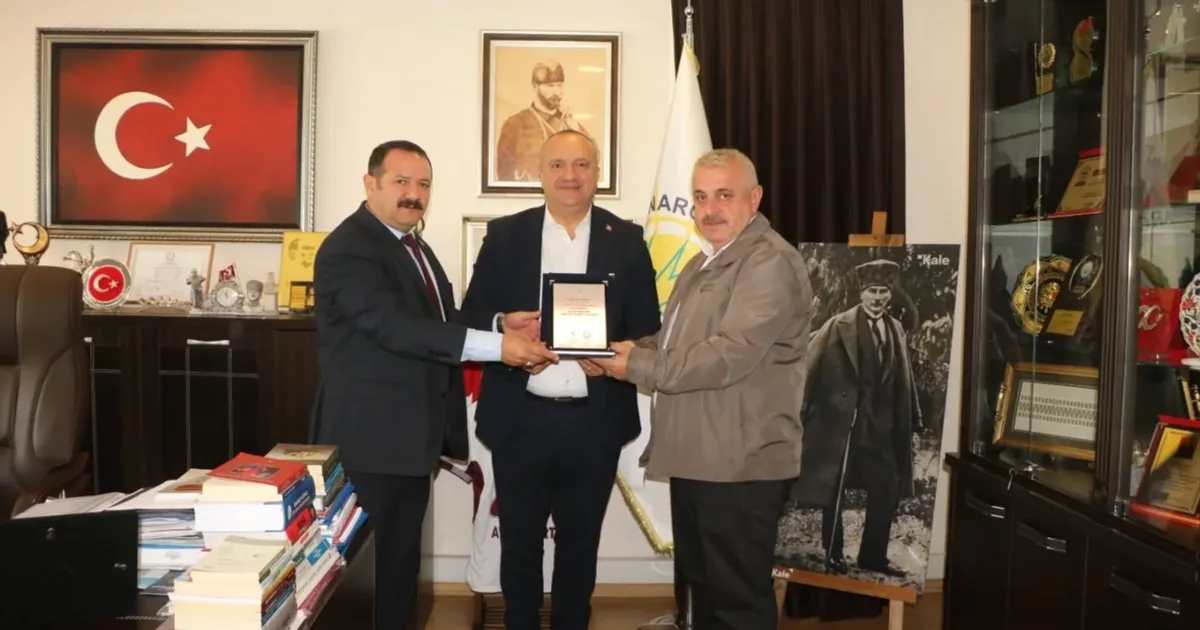 Babaoğlu ve Bayzan Başkan Kurt’a plaket takdim etti - Yalova Haberleri